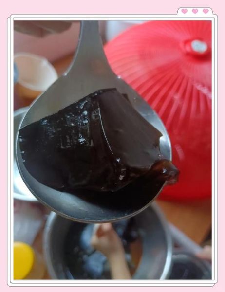 新鲜凉粉草怎么做凉粉_比例与步骤-第3张图片-山城妙识 新鲜凉粉草怎么做凉粉_比例与步骤-第3张图片-山城妙识