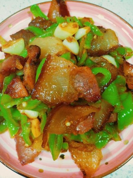 腊肉炒青椒怎么炒好吃_腊肉炒青椒用焯水吗-第3张图片-山城妙识 腊肉炒青椒怎么炒好吃_腊肉炒青椒用焯水吗-第3张图片-山城妙识