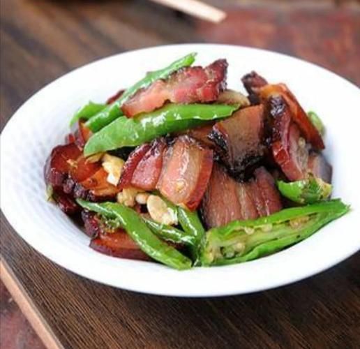 腊肉炒青椒怎么炒好吃_腊肉炒青椒用焯水吗-第1张图片-山城妙识 腊肉炒青椒怎么炒好吃_腊肉炒青椒用焯水吗-第1张图片-山城妙识