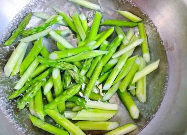 芦笋怎么焯水_芦笋炒几分钟才熟-第3张图片-山城妙识 芦笋怎么焯水_芦笋炒几分钟才熟-第3张图片-山城妙识