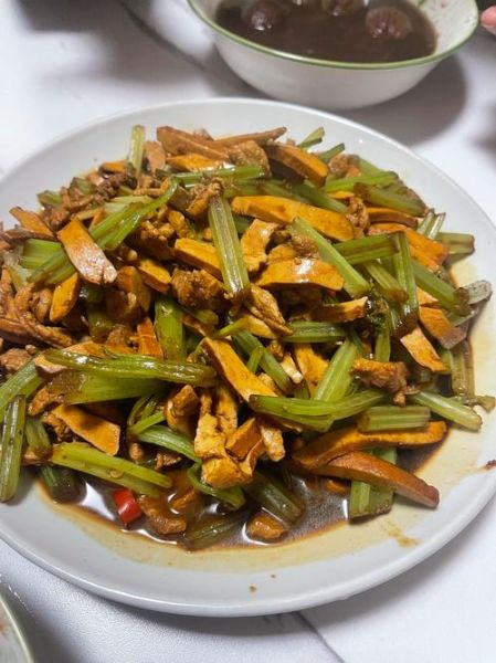 芹菜香干榨菜肉丝怎么做_芹菜香干榨菜肉丝热量高吗-第2张图片-山城妙识 芹菜香干榨菜肉丝怎么做_芹菜香干榨菜肉丝热量高吗-第2张图片-山城妙识