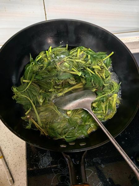 香椿芽炒鸡蛋怎么做_香椿芽炒鸡蛋的做法窍门-第3张图片-山城妙识