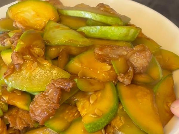 角瓜炒肉怎么炒才好吃_角瓜炒肉用不用焯水-第1张图片-山城妙识