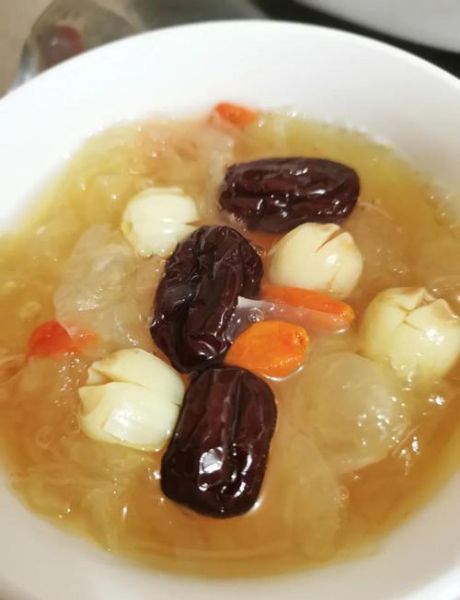 银耳莲子汤的功效与作用_女人喝银耳莲子汤的好处-第1张图片-山城妙识