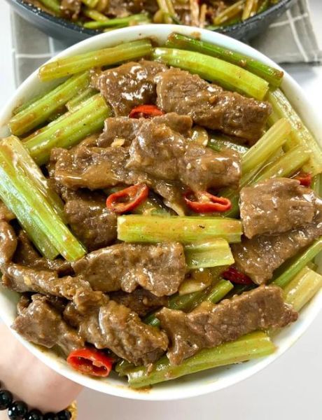 芹菜炒牛肉片怎么做_芹菜炒牛肉片热量高吗-第1张图片-山城妙识