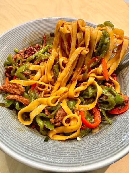 青椒炒肉怎么做_青椒炒肉捞面做法-第1张图片-山城妙识