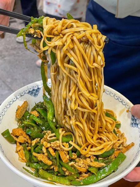 青椒炒肉怎么做_青椒炒肉捞面做法-第2张图片-山城妙识