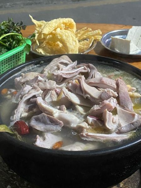 广东猪肚煲鸡的做法_猪肚煲鸡用什么汤底-第1张图片-山城妙识