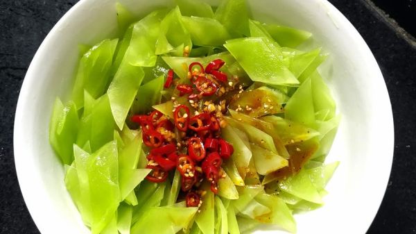 莴苣凉拌需要焯水吗_莴苣凉拌焯水多久-第1张图片-山城妙识