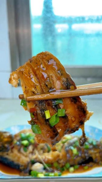 红烧鱼怎么不粘锅_煎鱼不掉皮技巧-第3张图片-山城妙识