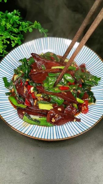 猪血炒韭菜怎么做_猪血炒韭菜的家常做法-第2张图片-山城妙识