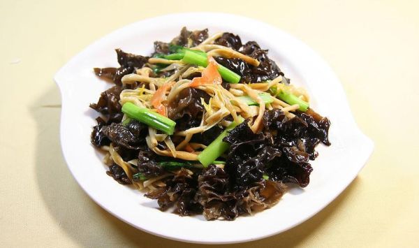 黄花菜炒木耳怎么做_黄花菜炒木耳要焯水吗-第2张图片-山城妙识