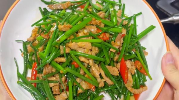 韭苔炒肉片怎么炒才嫩_韭苔炒肉片的家常做法-第1张图片-山城妙识 韭苔炒肉片怎么炒才嫩_韭苔炒肉片的家常做法-第1张图片-山城妙识