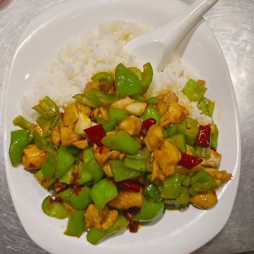 辣子鸡丁盖浇饭怎么做_辣子鸡丁盖浇饭热量高吗-第2张图片-山城妙识