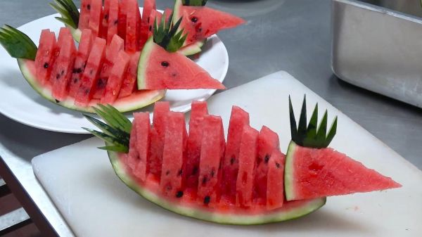 西瓜拼盘怎么切好看_西瓜拼盘花样切法简单-第1张图片-山城妙识 西瓜拼盘怎么切好看_西瓜拼盘花样切法简单-第1张图片-山城妙识