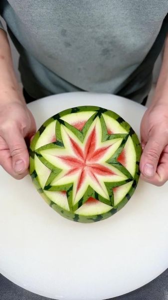 西瓜拼盘怎么切好看_西瓜拼盘花样切法简单-第2张图片-山城妙识 西瓜拼盘怎么切好看_西瓜拼盘花样切法简单-第2张图片-山城妙识