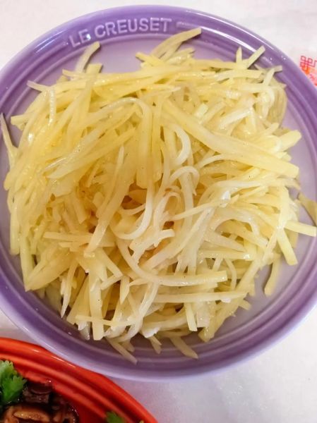 京酱肉丝饼皮怎么做_家常做法步骤-第2张图片-山城妙识 京酱肉丝饼皮怎么做_家常做法步骤-第2张图片-山城妙识