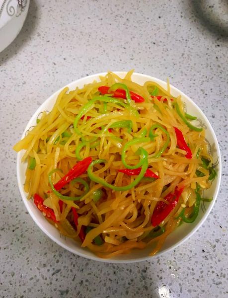 酸辣土豆丝怎么做才脆_土豆丝焯水还是过油-第1张图片-山城妙识