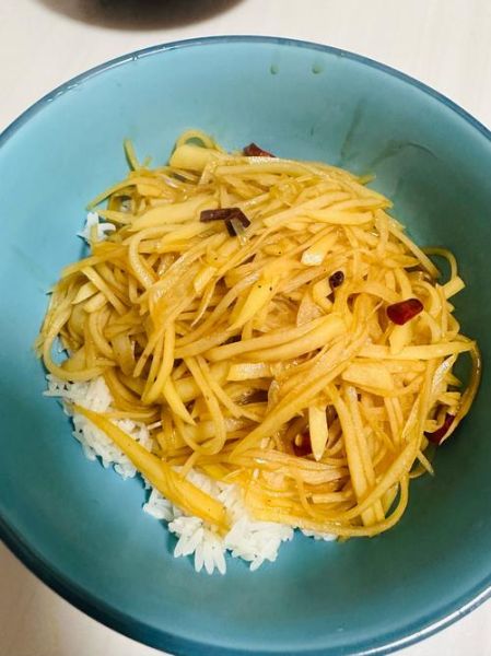 酸辣土豆丝怎么做才脆_土豆丝焯水还是过油-第3张图片-山城妙识