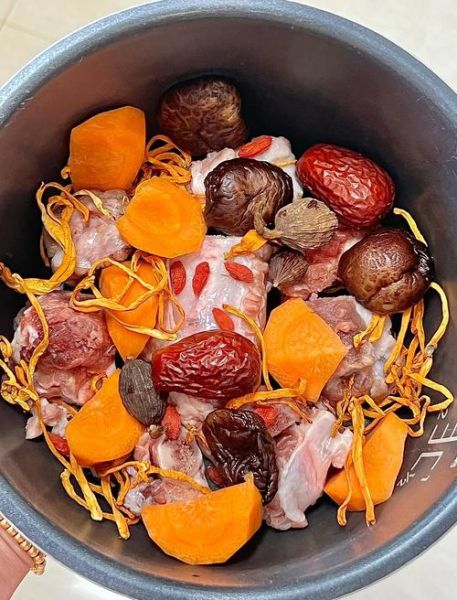 排骨炖胡萝卜汤怎么炖最好喝_排骨炖胡萝卜汤放什么调料-第1张图片-山城妙识