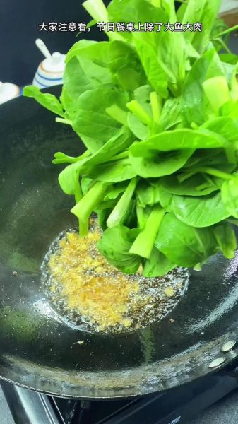 蒜蓉青菜怎么炒好吃_蒜蓉青菜要不要焯水-第3张图片-山城妙识