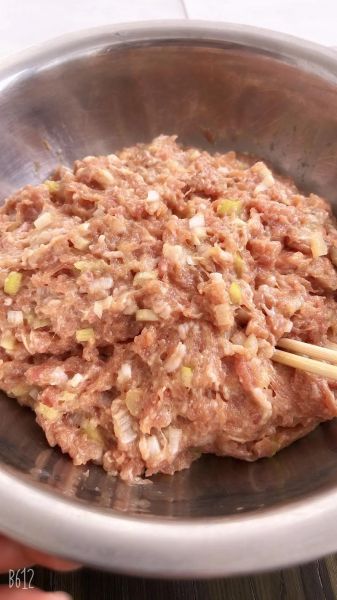 家常馄饨馅怎么做_馄饨馅怎么调才鲜嫩多汁-第2张图片-山城妙识