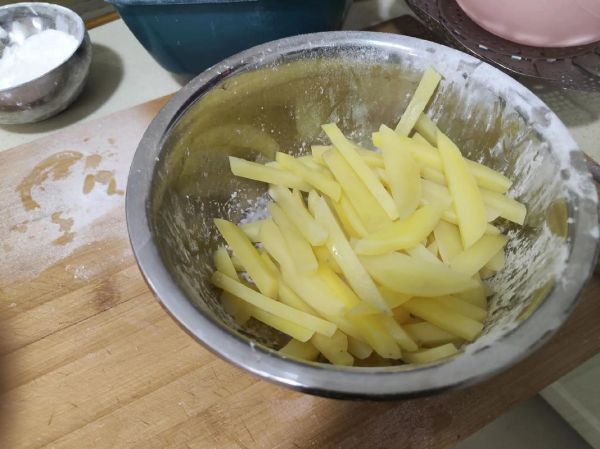 家庭炸土豆条怎么炸才脆_土豆条炸之前要不要焯水-第2张图片-山城妙识