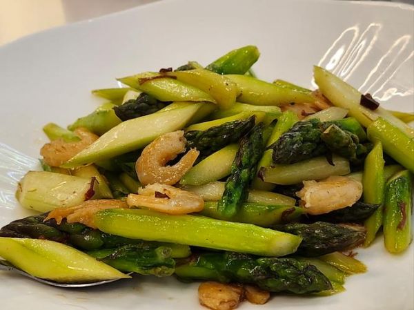 炒芦笋要削皮吗_芦笋皮到底能不能吃-第1张图片-山城妙识