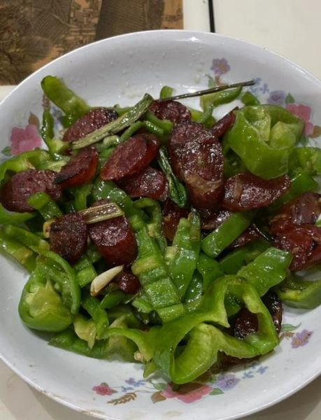 青椒炒腊肠怎么做_腊肠要不要先焯水-第1张图片-山城妙识 青椒炒腊肠怎么做_腊肠要不要先焯水-第1张图片-山城妙识