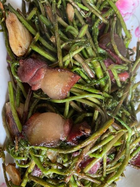 藜蒿炒腊肉怎么做_藜蒿炒腊肉图片实拍技巧-第1张图片-山城妙识