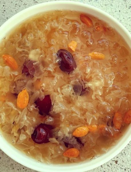 冰糖银耳红枣汤的做法_冰糖银耳红枣汤怎么做好喝-第1张图片-山城妙识