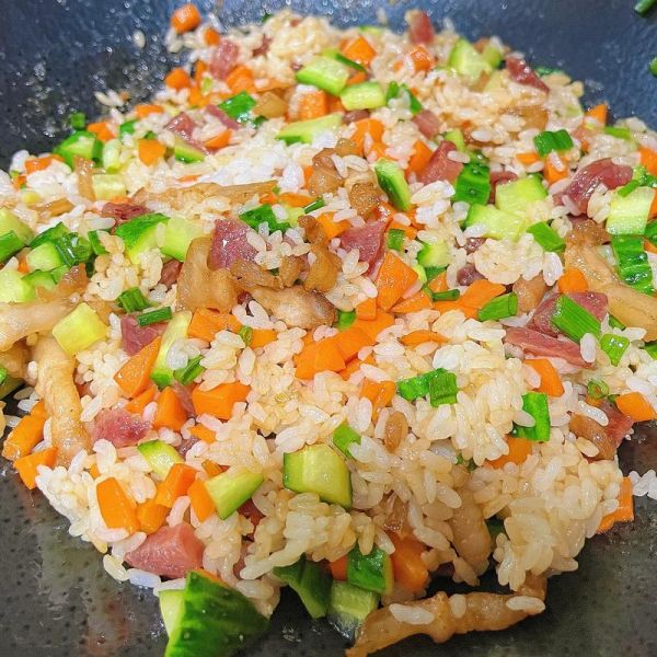 腊肠炒饭怎么做_腊肠炒饭用生米还是熟米-第3张图片-山城妙识