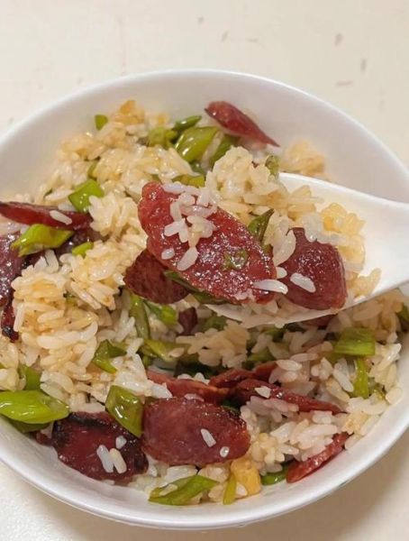 腊肠炒饭怎么做_腊肠炒饭用生米还是熟米-第1张图片-山城妙识