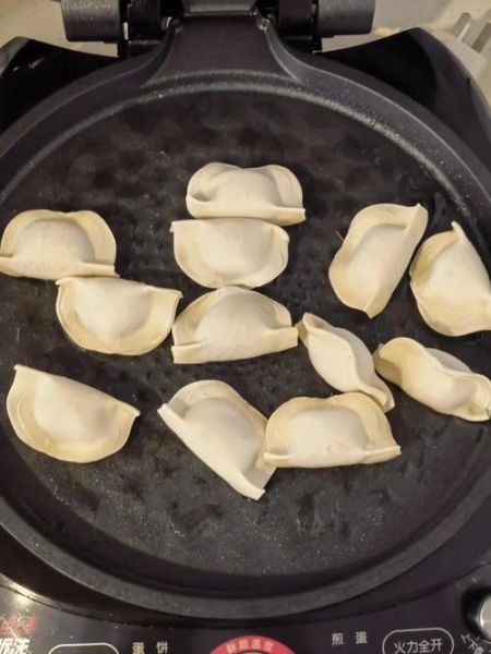电饼铛锅贴饺子怎么做_电饼铛锅贴饺子需要几分钟-第1张图片-山城妙识