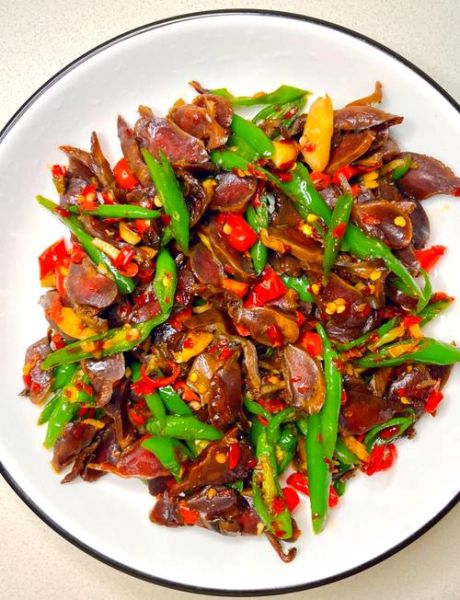 尖椒炒鸡胗怎么做好吃_鸡胗去腥技巧-第1张图片-山城妙识