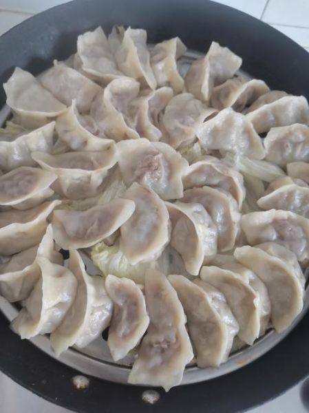 蒸饺子怎么不粘锅_蒸饺子防粘技巧-第1张图片-山城妙识