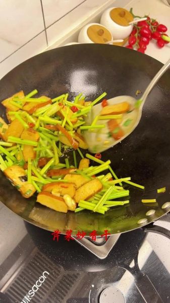 小芹菜炒香干怎么做_芹菜炒香干要不要焯水-第1张图片-山城妙识 小芹菜炒香干怎么做_芹菜炒香干要不要焯水-第1张图片-山城妙识
