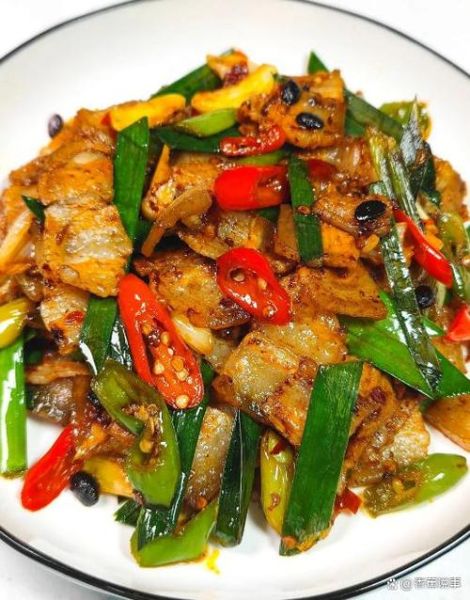 蒜苗尖椒回锅肉怎么做_回锅肉先焯水还是先煸炒-第1张图片-山城妙识