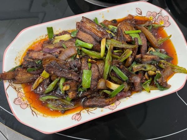 蒜苗尖椒回锅肉怎么做_回锅肉先焯水还是先煸炒-第3张图片-山城妙识