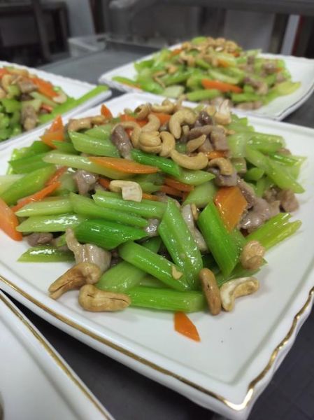 芹菜炒腰果怎么做_芹菜炒腰果家常做法-第2张图片-山城妙识