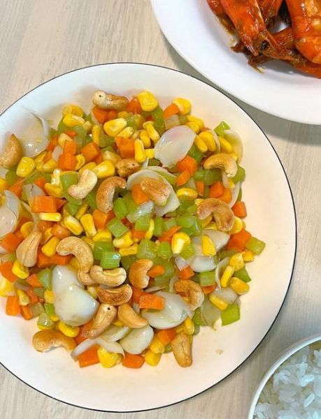 芹菜炒腰果怎么做_芹菜炒腰果家常做法-第3张图片-山城妙识