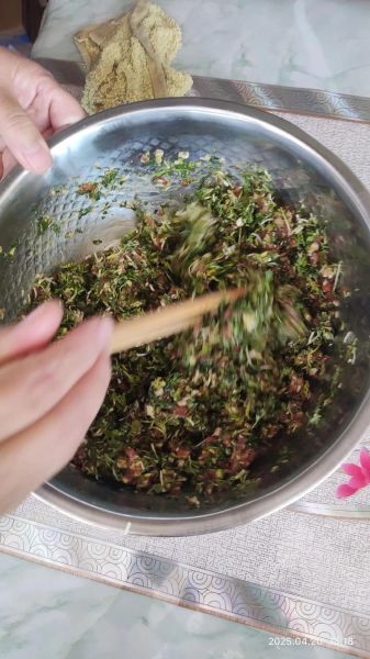 荠菜饺子馅怎么调才好吃_荠菜饺子馅调制的秘诀-第3张图片-山城妙识
