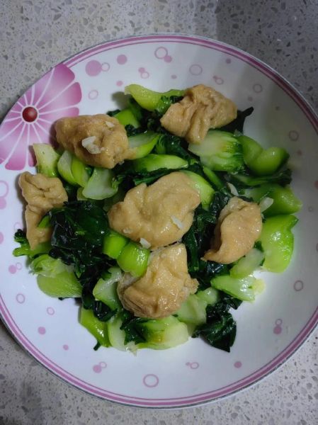 油面筋炒青菜怎么做_油面筋炒青菜需要焯水吗-第1张图片-山城妙识