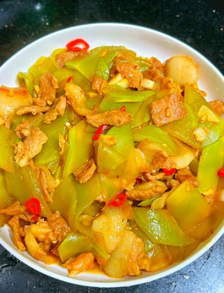 莴苣炒什么比较好吃_莴苣炒肉片还是鸡蛋-第1张图片-山城妙识 莴苣炒什么比较好吃_莴苣炒肉片还是鸡蛋-第1张图片-山城妙识