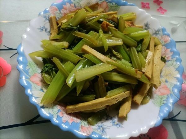 芹菜炒豆干怎么炒好吃_芹菜炒豆干用焯水吗-第3张图片-山城妙识 芹菜炒豆干怎么炒好吃_芹菜炒豆干用焯水吗-第3张图片-山城妙识