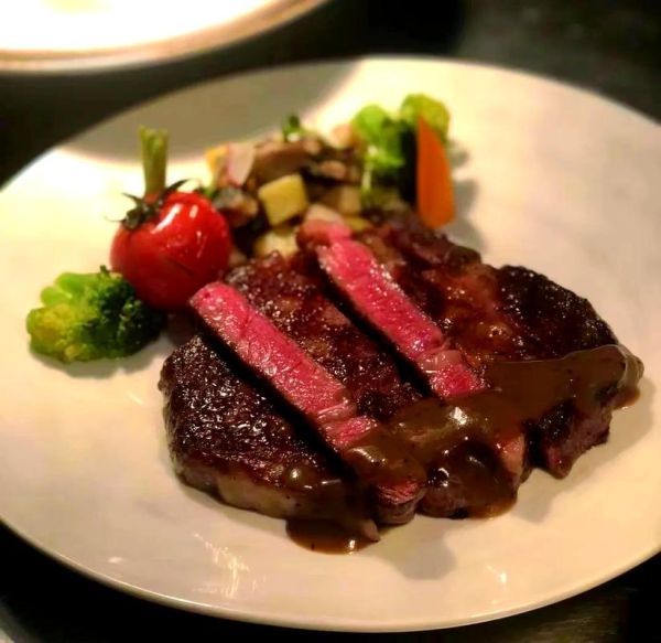 高档牛排摆盘花样_如何摆盘才显高级-第2张图片-山城妙识
