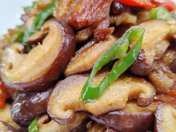 香菇肉片怎么炒才嫩_香菇肉片先炒哪个-第1张图片-山城妙识