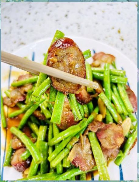 腊肠炒豆角怎么做_腊肠炒豆角先炒哪个-第1张图片-山城妙识