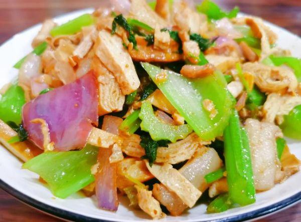 芹菜炒香干炒肉怎么做_芹菜炒香干炒肉先炒哪个-第2张图片-山城妙识