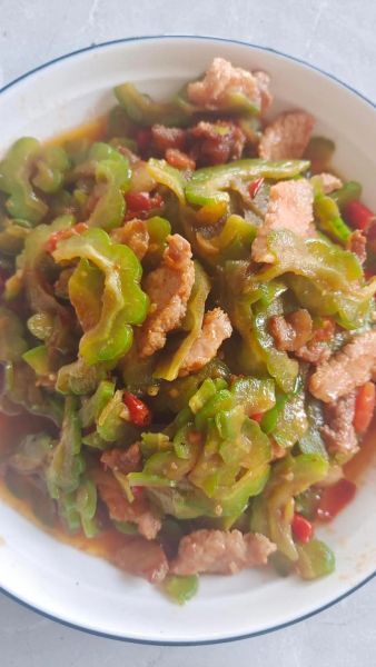 苦瓜炒辣椒怎么做_苦瓜炒辣椒先焯水还是先下锅-第3张图片-山城妙识 苦瓜炒辣椒怎么做_苦瓜炒辣椒先焯水还是先下锅-第3张图片-山城妙识